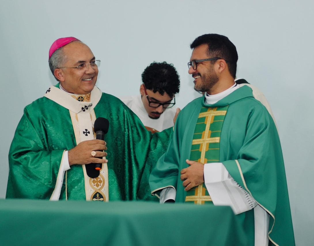 Pe. Noel Soares Novais toma Posse Canônica, como Pároco da Paróquia ...